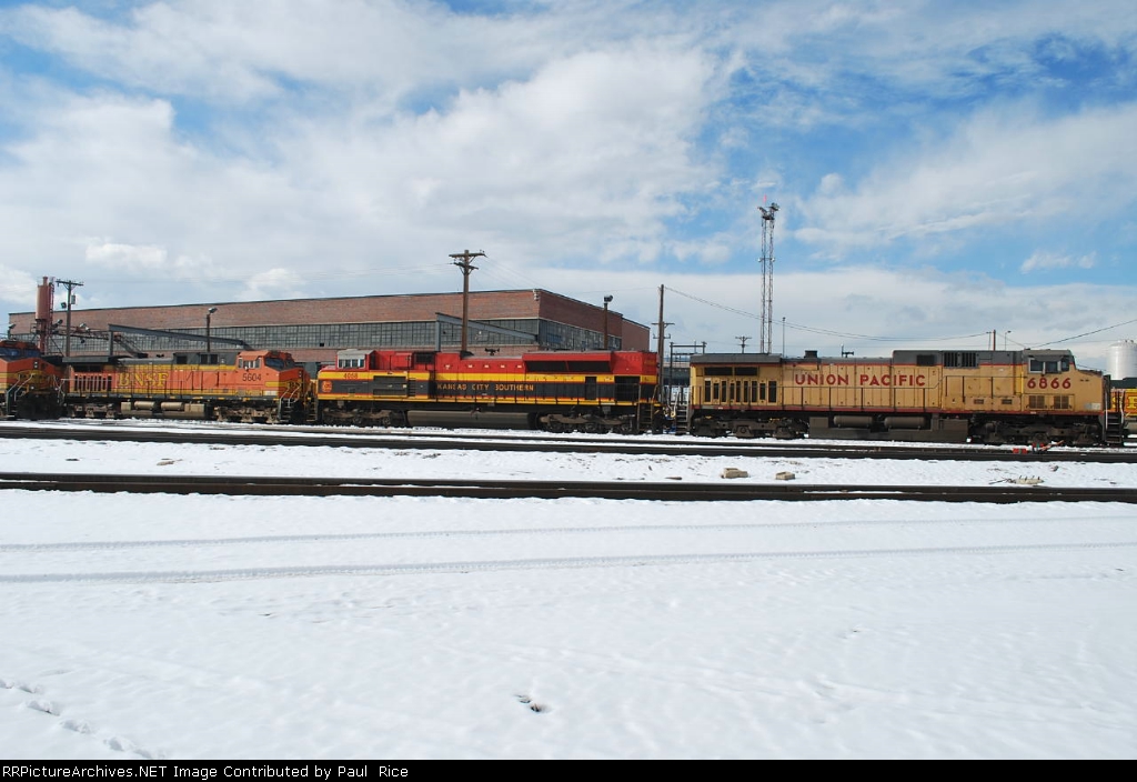Nice Hitch UP 6866 KCS 4058 & BNSF 5604